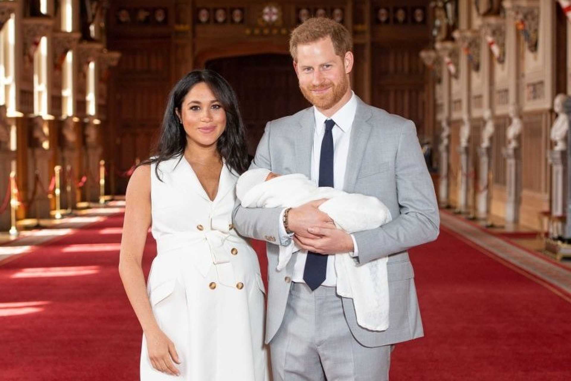Itt vannak az első fotók Harry herceg és Meghan kisfiáról!