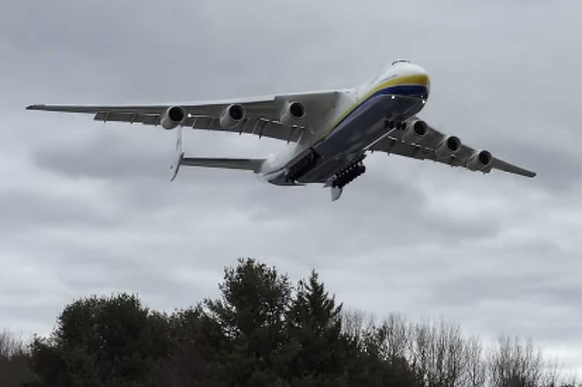 Így landol a világ legnagyobb repülőgépe